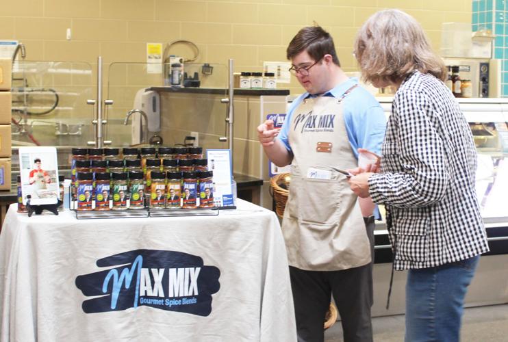 Spice mix entrepeneur tours Hy-Vee locations ahead of cookout season ...