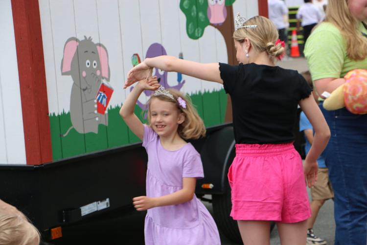 Children dress as storybook characters in Dew Days Kiddie Parade | Free ...