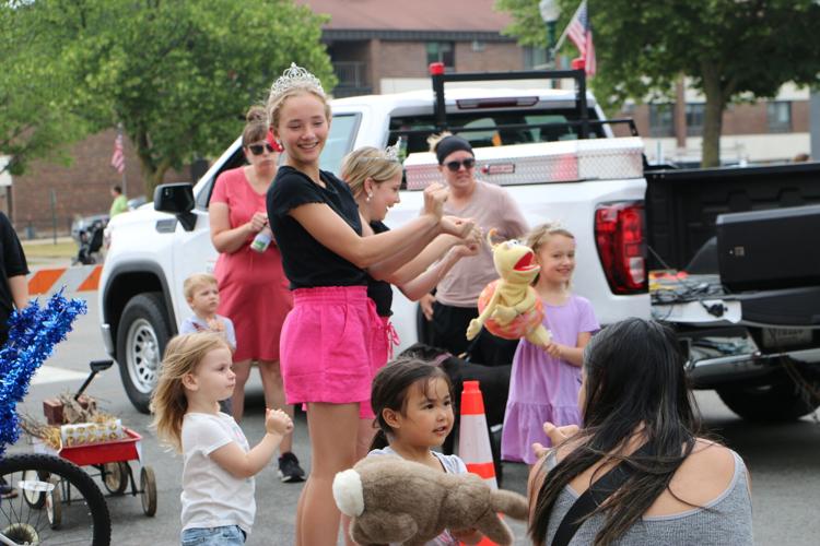Children dress as storybook characters in Dew Days Kiddie Parade | Free ...