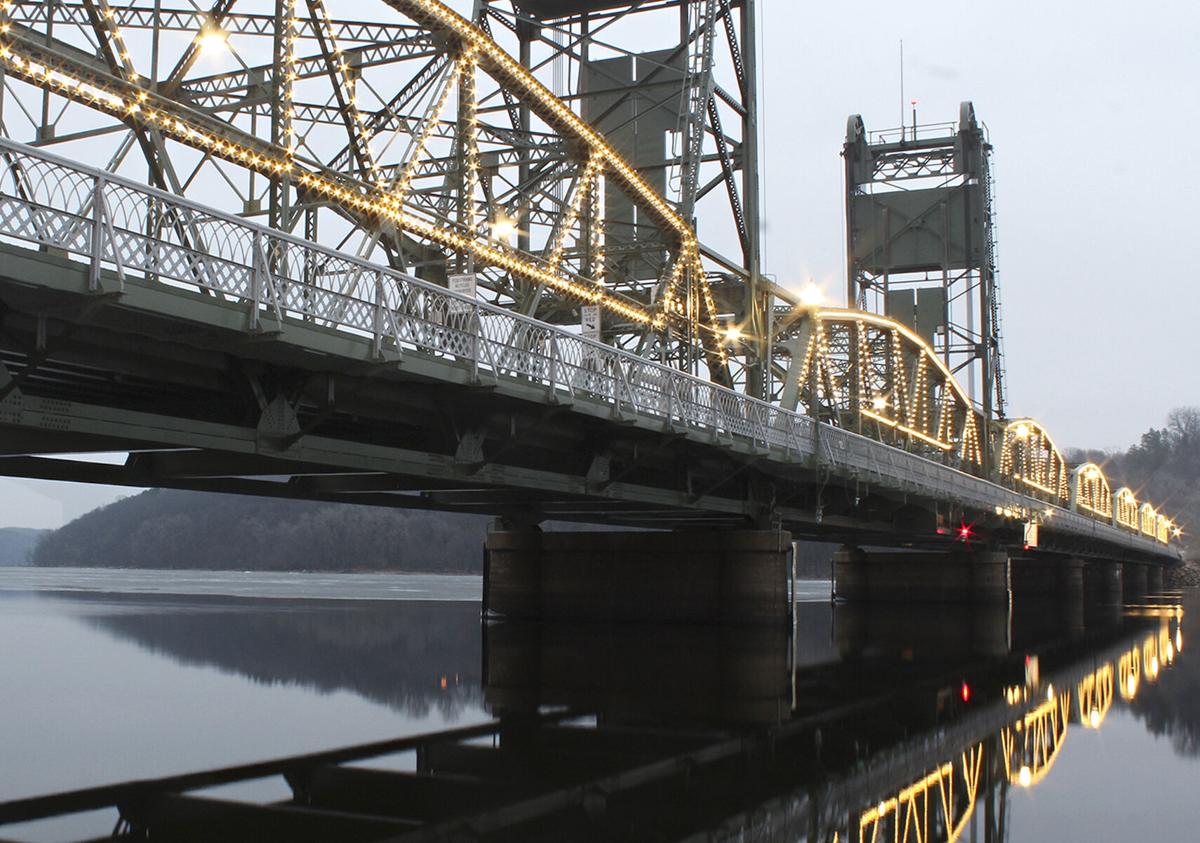 Holiday lights will be installed on north side of lift bridge | Local ...