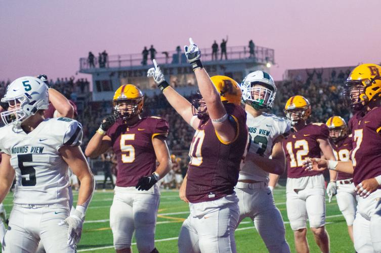 Forest Lake football tramples Mounds View | Sports | hometownsource.com