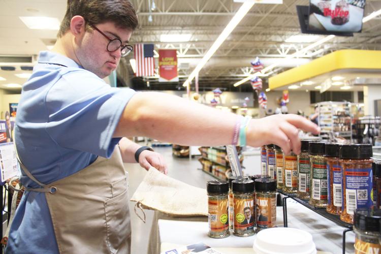 Spice mix entrepeneur tours Hy-Vee locations ahead of cookout season ...