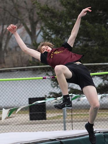 Feig breaks pole vault record as the Raiders battle in Tom Lieb ...