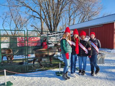 Eagan Funfest ambassadors enjoy holiday events | Eagan | hometownsource.com