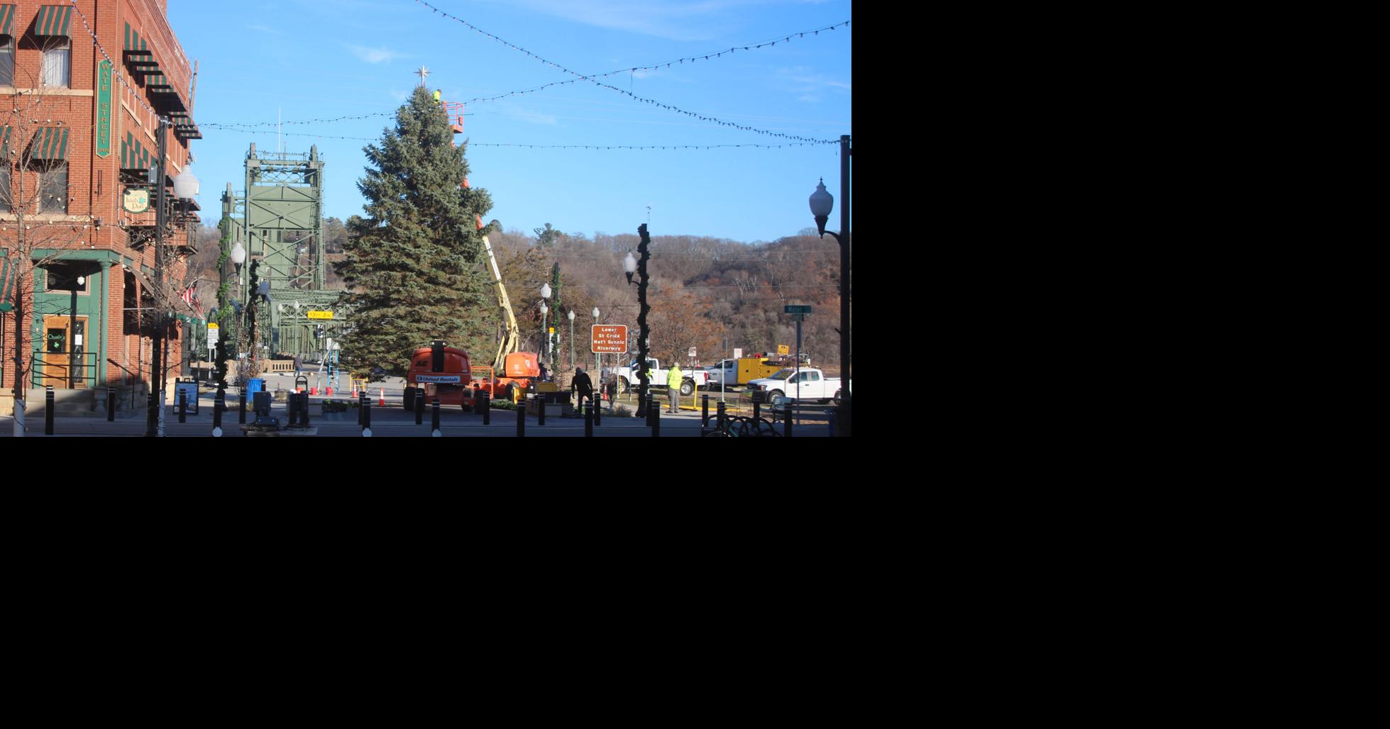 Chestnut Street gets Christmas tree | Stillwater | hometownsource.com