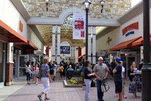 Shoppers crowd Eagan outlet mall on opening day | Local News ...