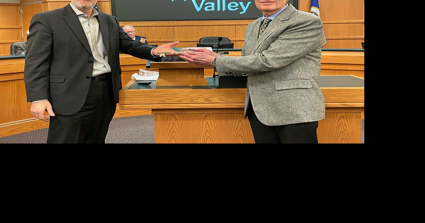 Retiring Apple Valley City Planner Tom Lovelace honored | Free ...