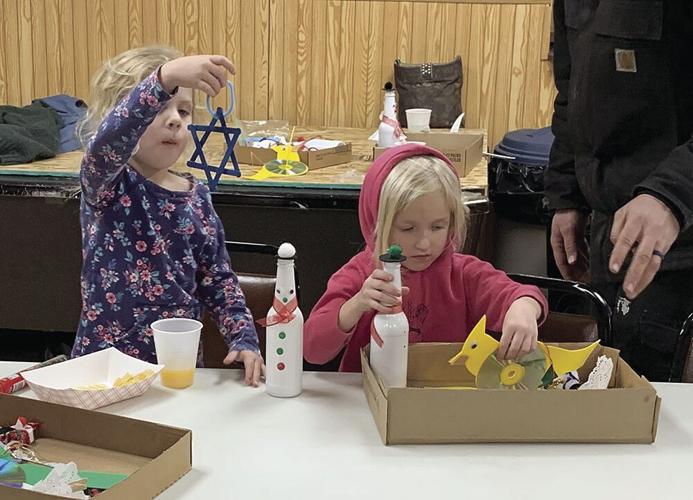 Getting into the spirit at Randall Holly Day | News | hometownsource.com