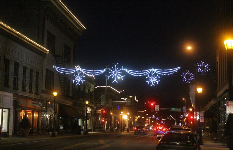 Chestnut Street gets Christmas tree | Stillwater | hometownsource.com