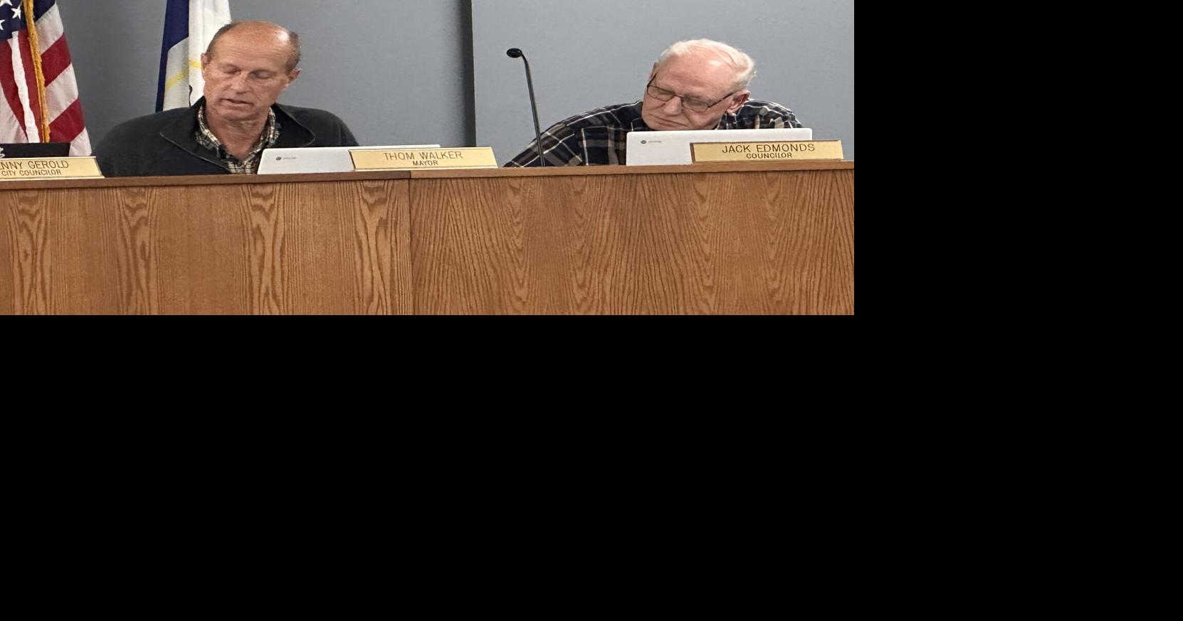 Thom Walker attends last council meeting as mayor | Free ...