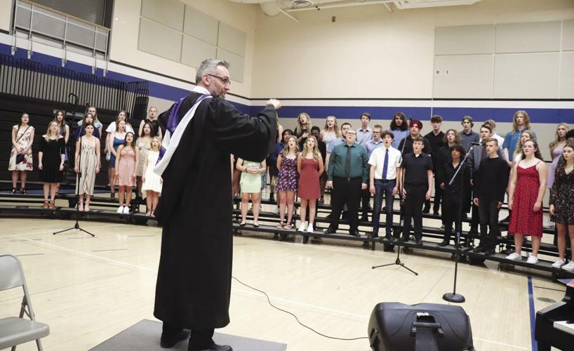 Rogers 2022 graduates take the stage | Press And News | hometownsource.com