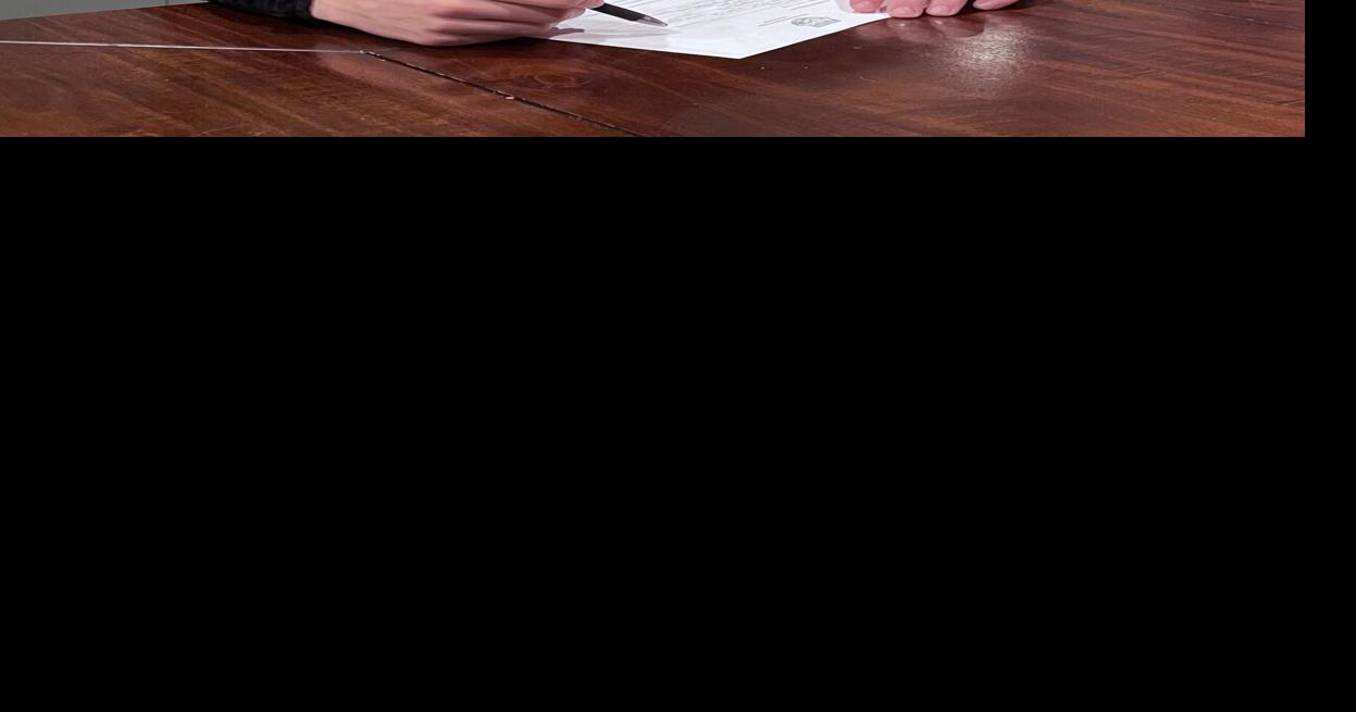 Middendorf to continue hockey career in Canada | Sports ...