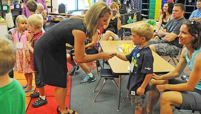 First day greetings at Cherry View Elementary in Lakeville | Education ...