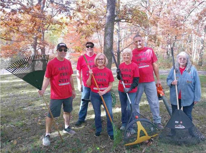 Many hands make Rake the Town work light like leaves | Elk River Star ...