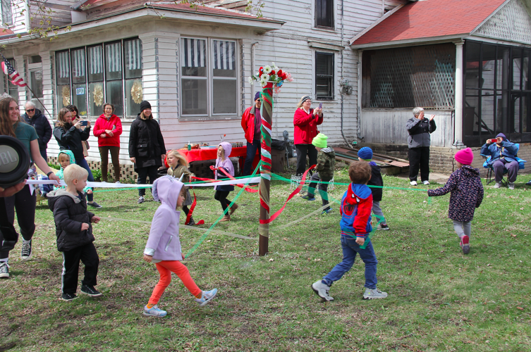 Houston preschoolers celebrate May Day | Local News | hometownsource.com