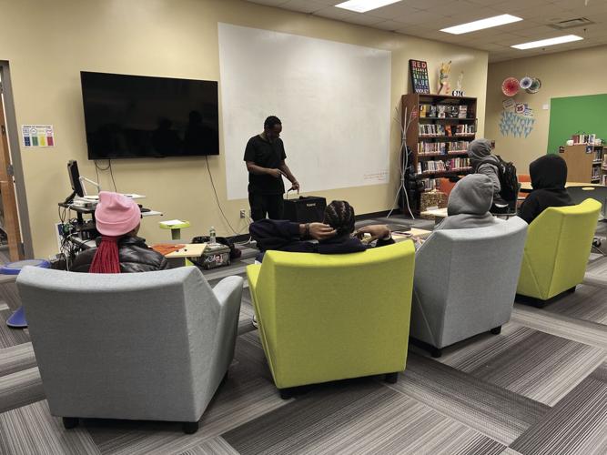 Osseo students learn from artist-in-residence | Free | hometownsource.com