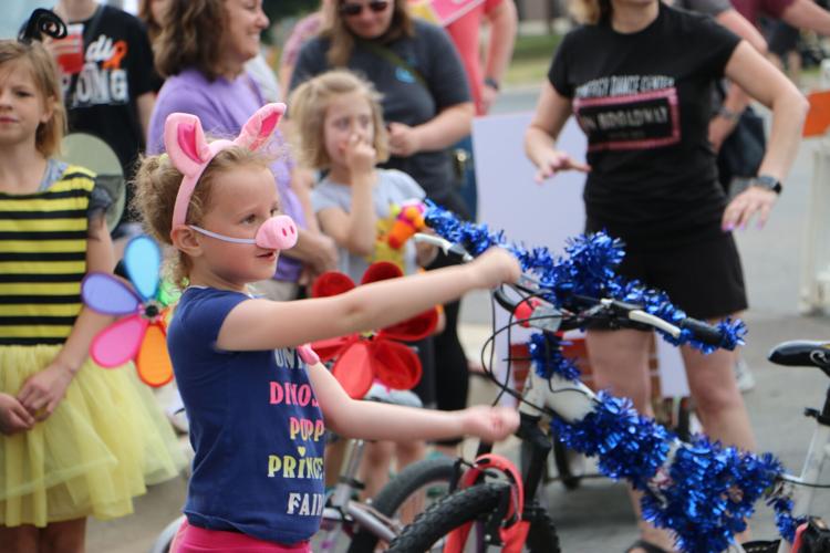 Children dress as storybook characters in Dew Days Kiddie Parade | Free ...