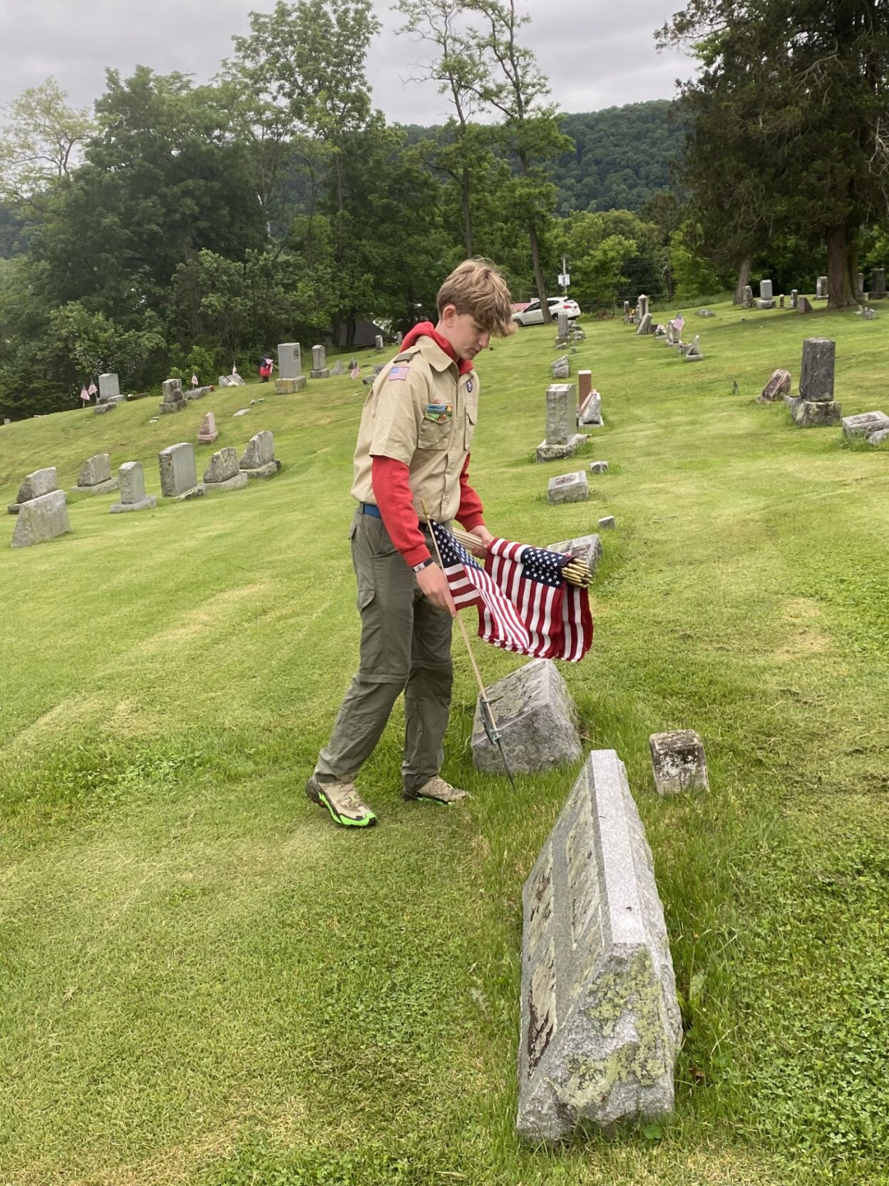 Scouts, veterans place flags | Local | huntingdondailynews.com
