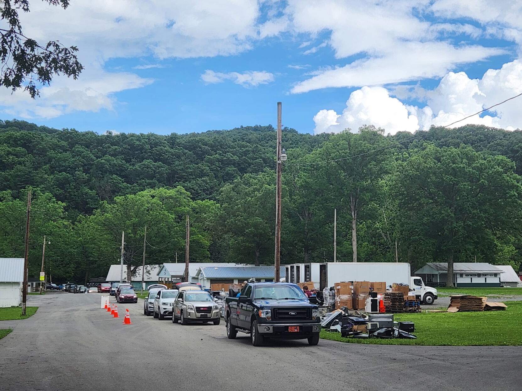 Long lines for recycling event | Local | huntingdondailynews.com