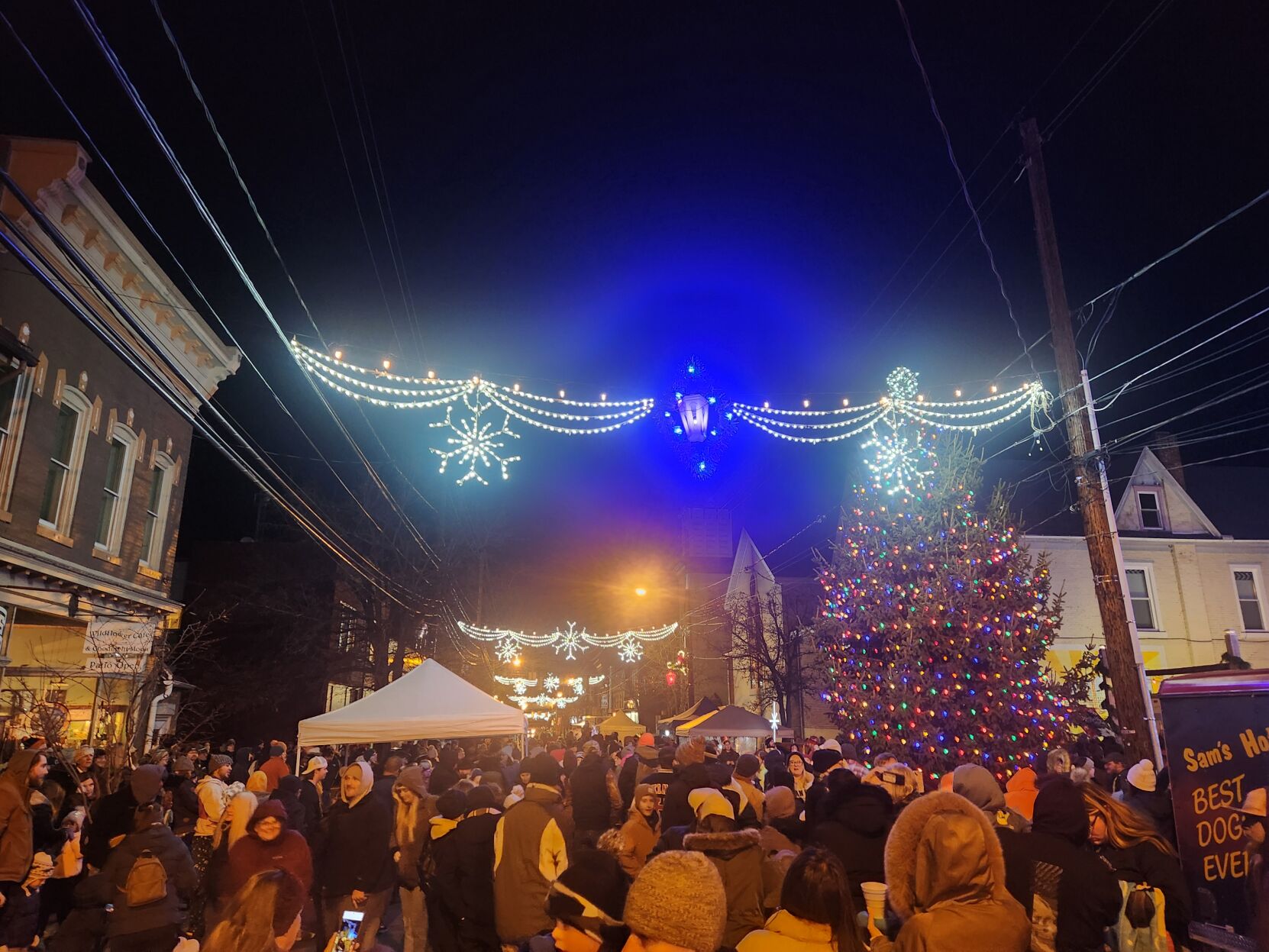 Huntingdon lights the night | Local | huntingdondailynews.com