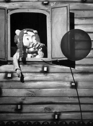 Puppet regime: Indonesian theatre troup mixes politics, pupperty in ...