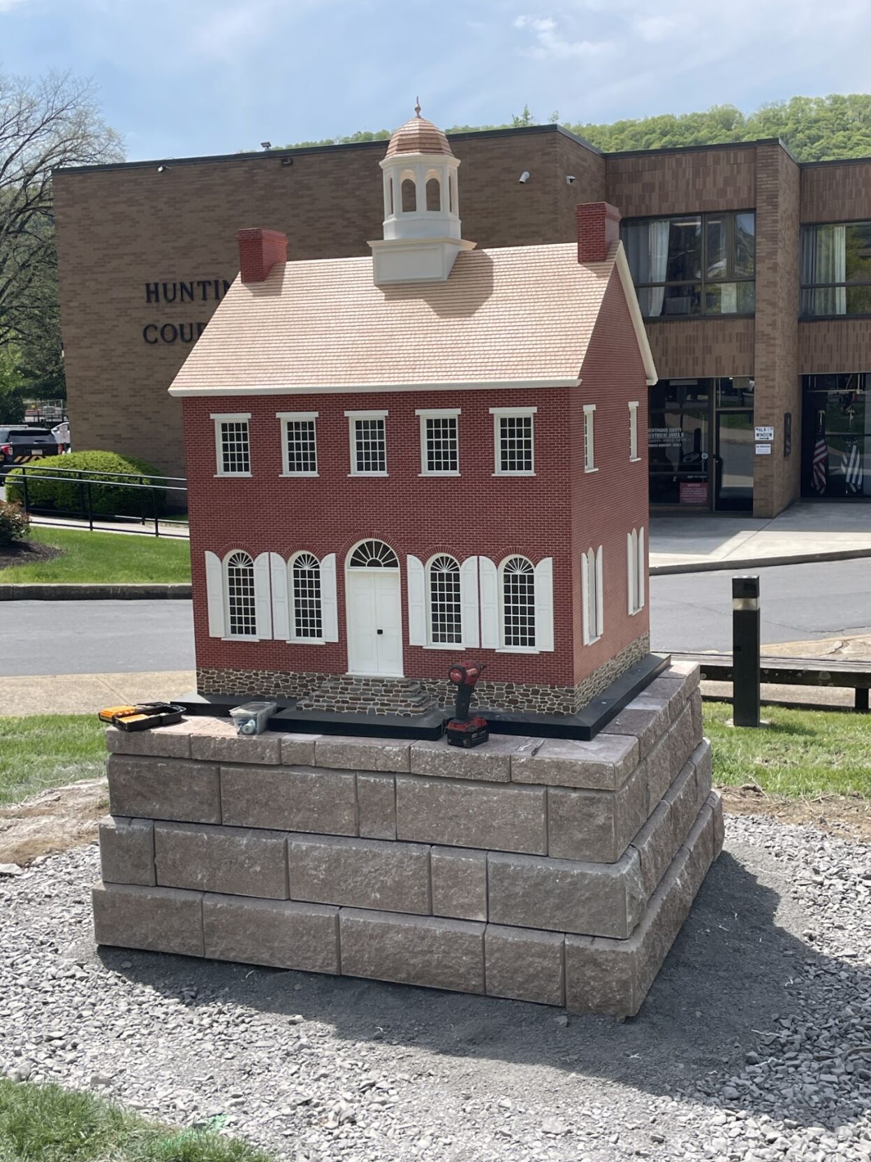 Miniature courthouse replica installed | Local | huntingdondailynews.com
