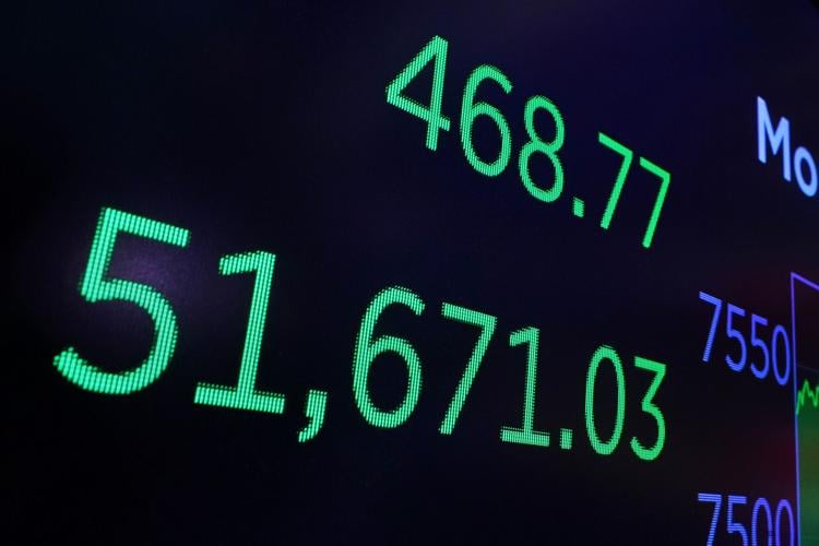 Oil drops below $80 per barrel, while tech stocks weigh on a mixed Wall ...