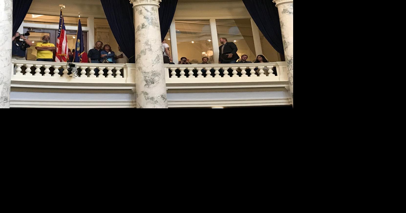 Crowd files into Capitol, to polite greeting from smiling ISP officer ...