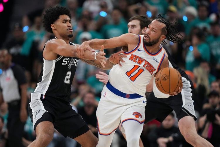Jalen Brunson scores 30 and Knicks finish on 11-0 run, steal Game 1 ...