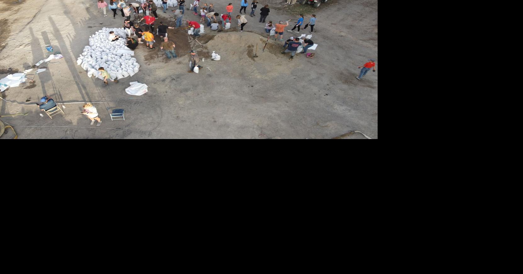 PHOTOS: Inkom residents battle to save their town against floodwaters ...