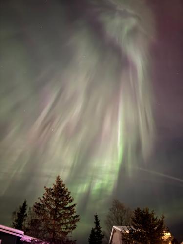 Aurora lights up Alaska skies with stunning green and red display ...