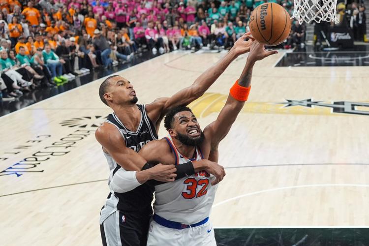 Jalen Brunson scores 30 and Knicks finish on 11-0 run, steal Game 1 ...