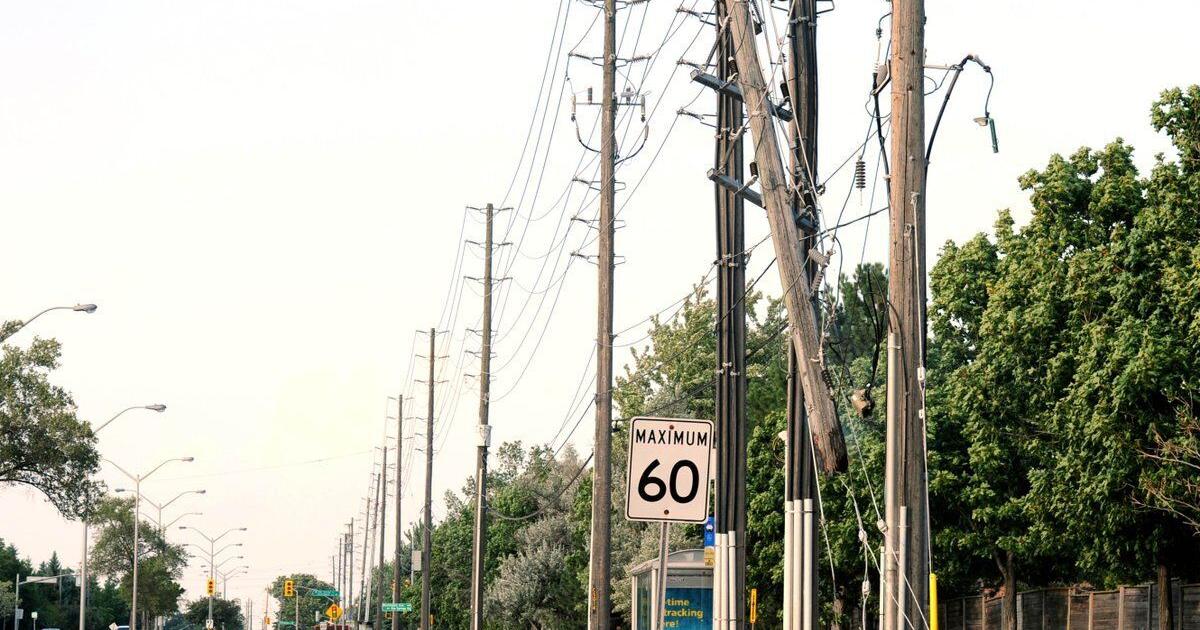 Hydro pole fire briefly leaves 7,500 northeast Oakville homes without power
