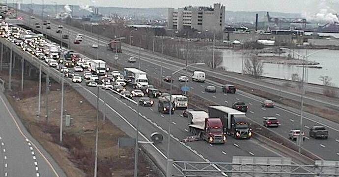 Incident on QEW in Burlington has multiple lanes closed and traffic ...