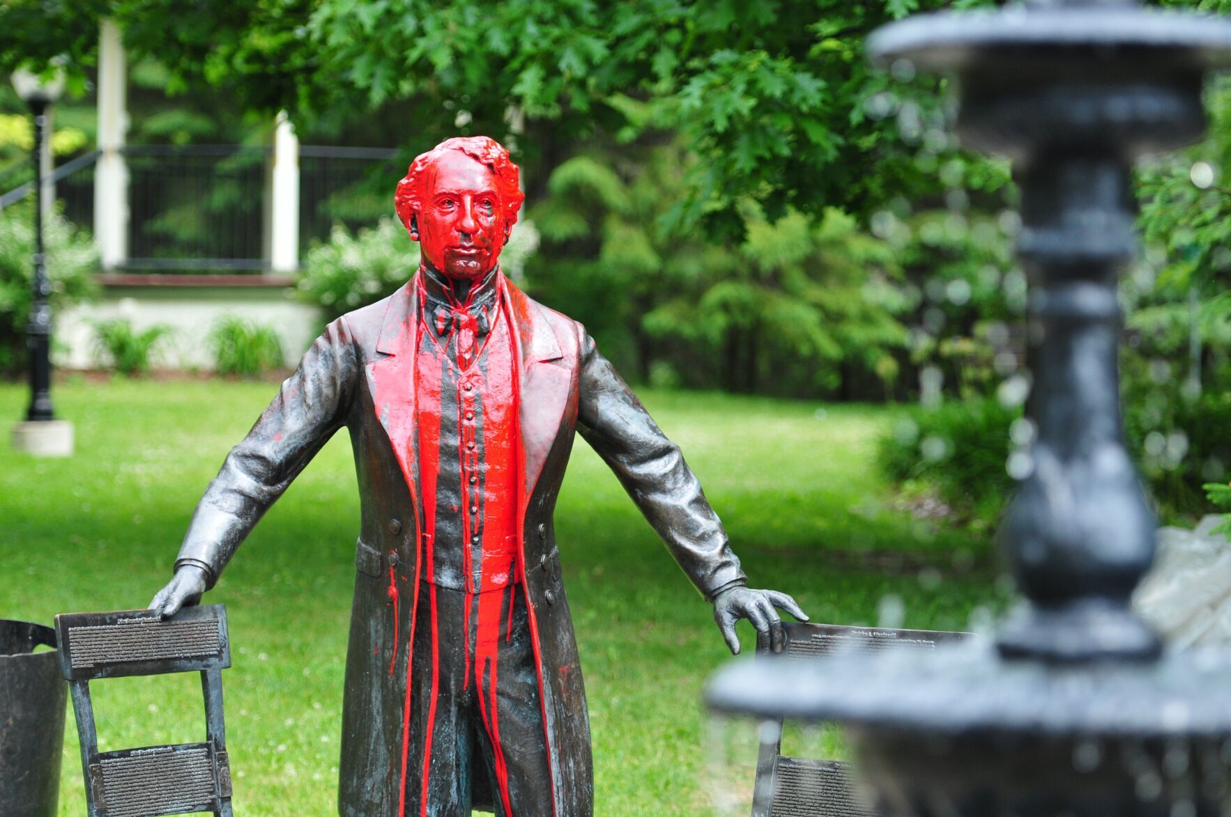 Where have Sir John A. Macdonald statues been vandalized?