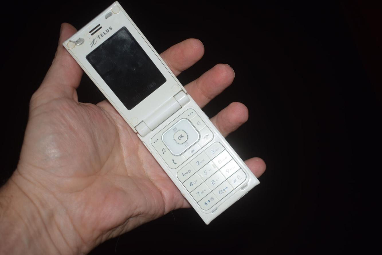 Dumb Phones Canada 2026: new flip phones & network guide