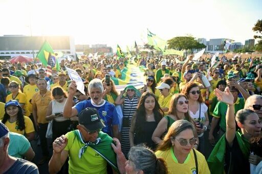 Nungging pamer memek