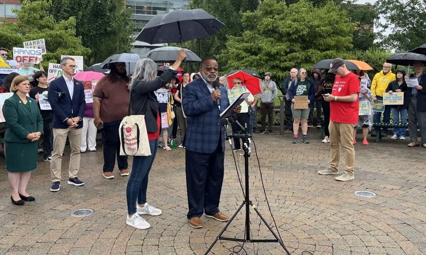 George Mason community rallies in support of president | Headlines ...