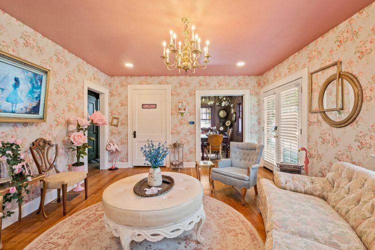 Alice in Wonderland-themed tiny home on sale for over $200,000 | Nation ...