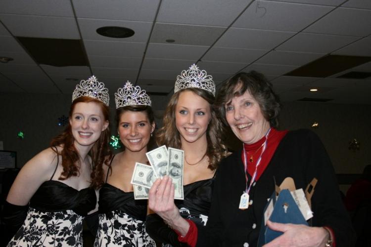 [photos]Cambridge Fun Frolic attendees hope for big bucks | | isanti ...