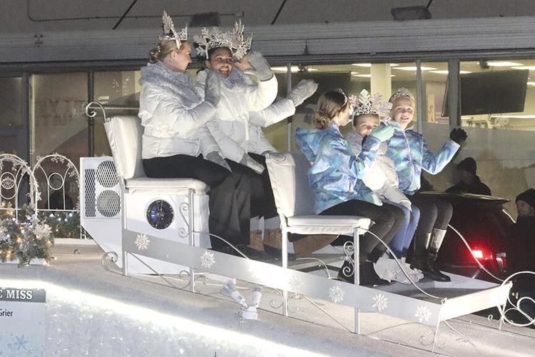Annual Snowflake Parade lights up downtown Cambridge | News | isanti ...