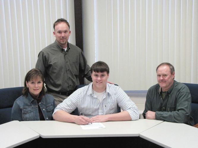 Larson signs letter of intent | | isanti-chisagocountystar.com