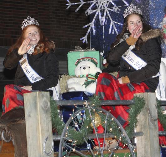 Warmer temps yields huge crowds for annual Snowflake parade | News ...
