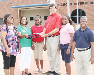 Nichols Intermediate gets new flag | News | jacksonvilleprogress.com