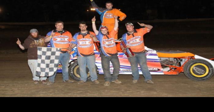 Defending champ Evans starts with feature win