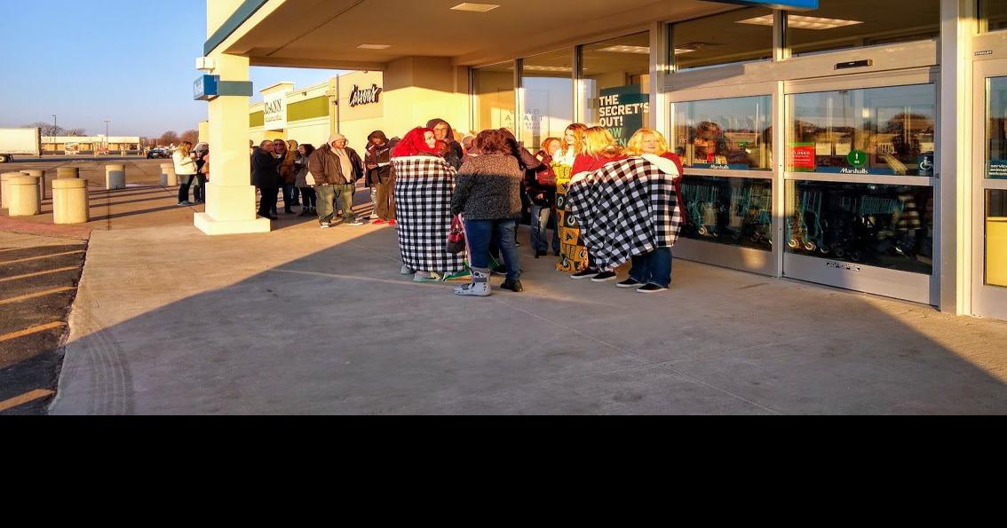 Customers line up for Marshalls opening at Mattoon mall