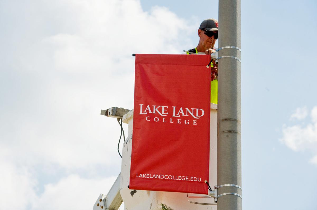 Lake Land banners placed on Mattoon light poles