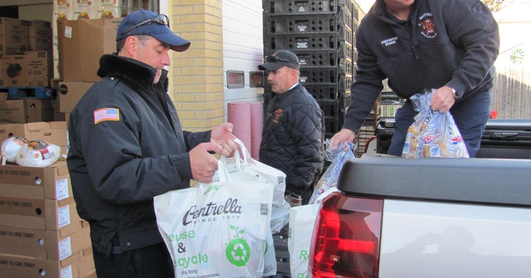 Mattoon firefighters deliver Thanksgiving food baskets