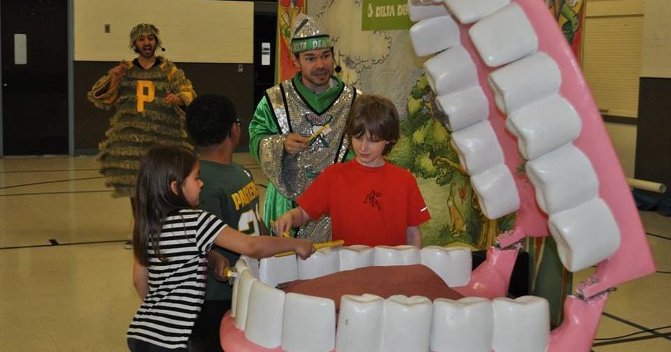 Delta Dental's Tooth Wizard visits Oakland school