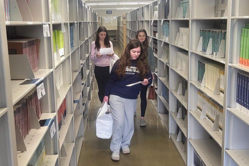 Photos: EIU students pick up spring semester textbooks